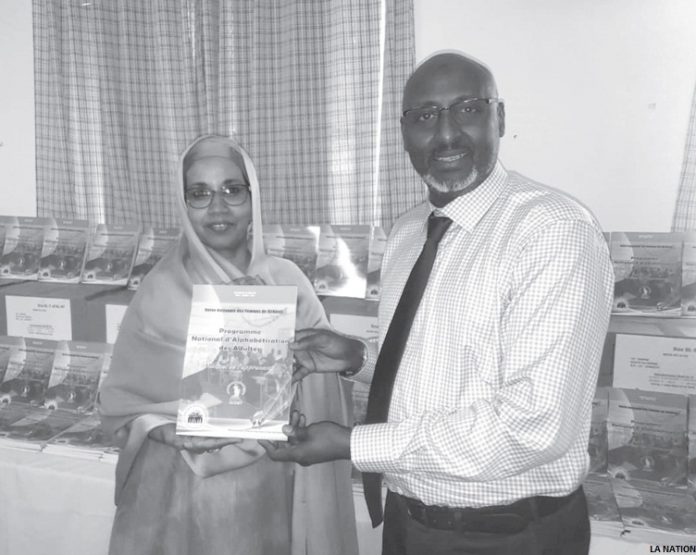 Alphabétisation des adultes : Le MENFOP remet 3000 manuels d ...