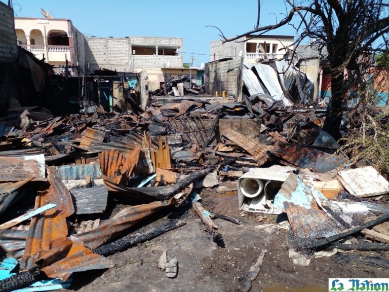 « Ambouli 8 mai » : De nombreuses familles perdent leurs toits dans un ...