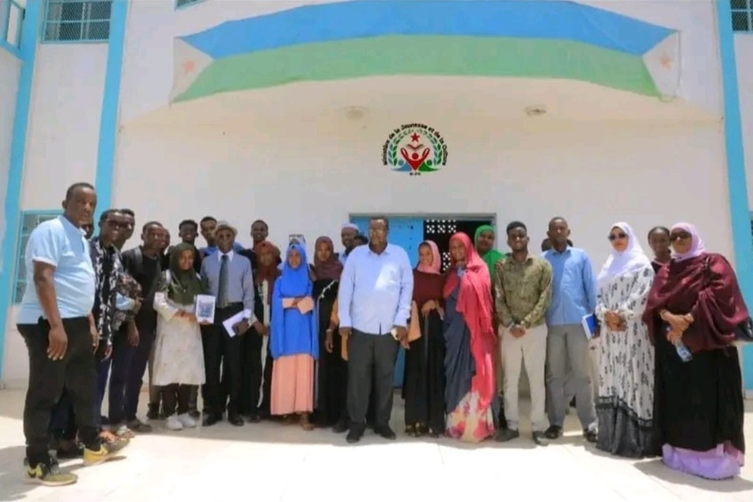 Ali-Sabieh : L’ambassadeur Ahmed Areïta Ali expose son livre aux ...