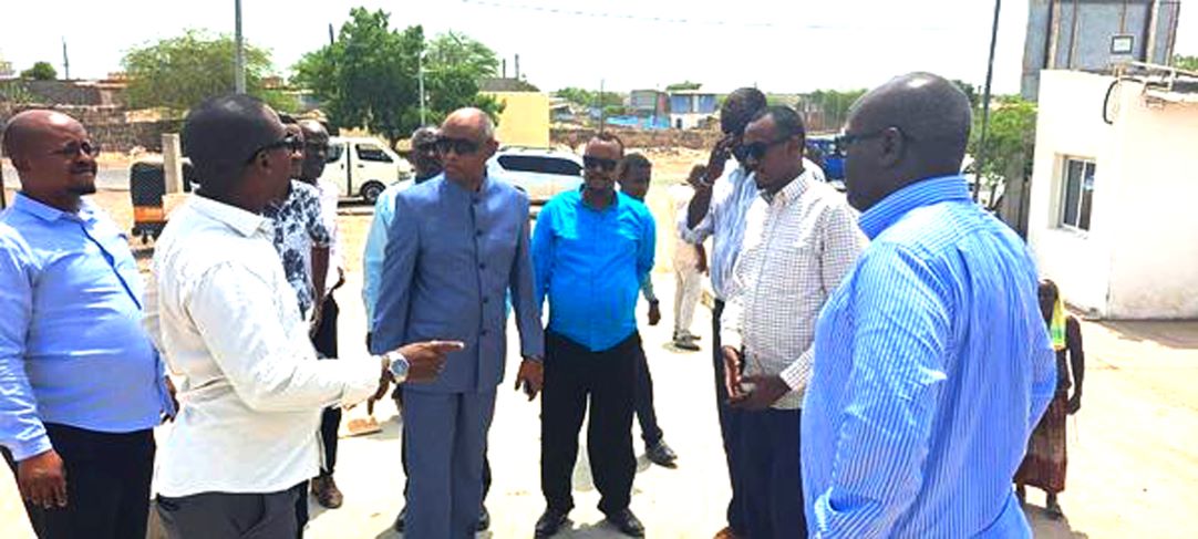 Le ministre de la décentralisation inspecte les différents points de collecte des déchets ...