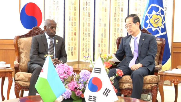 Rencontre bilatérale entre le Premier ministre Abdoulkader Kamil ...