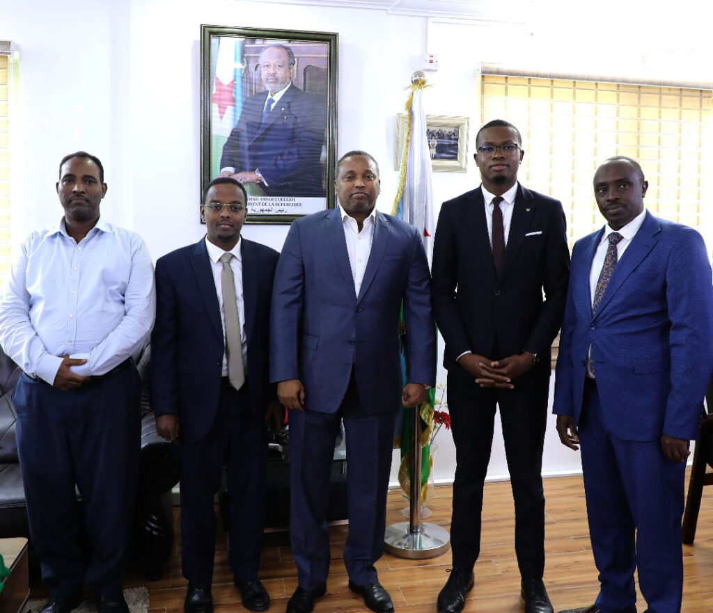 Le Ministre Yonis Ali Guedi reçoit une délégation des Jeunes Leaders ...