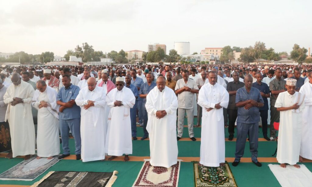Le Président Guelleh prend part à la prière de l’Aid El-Fitr au milieu ...